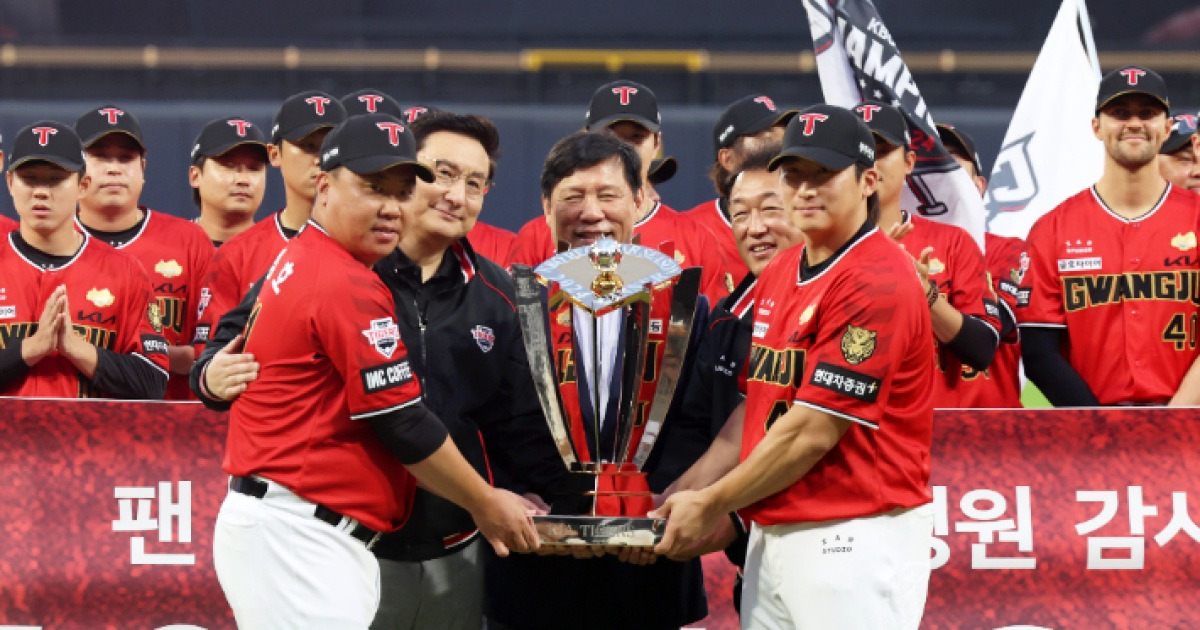 'V12' 노리는 KIA, KS 대비 평가전에 팬들 부른다…"사랑에 보답"