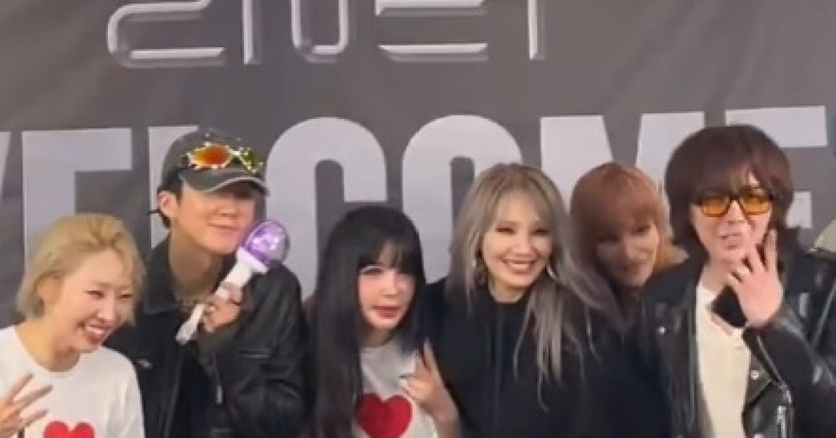 '10년 만 YG 패밀리'..GD·세븐·거미, '2NE1 콘서트'서 뭉쳤다[스타이슈]