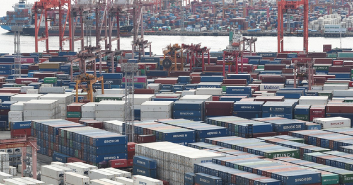 Korea sees fourth straight month of surplus as chip exports surge