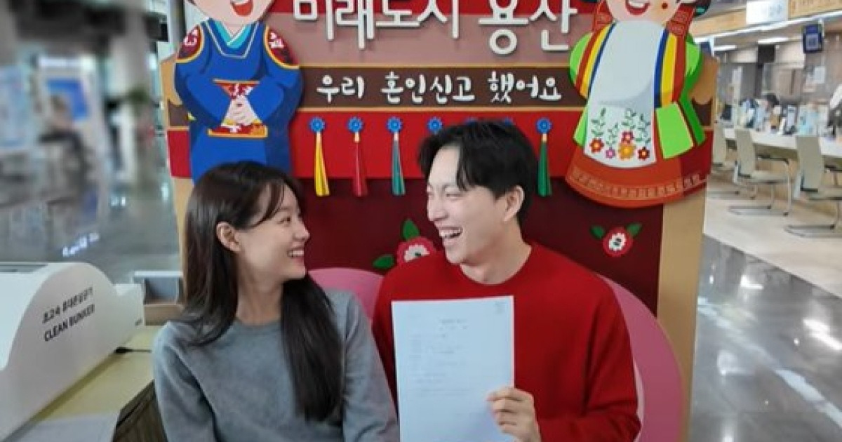 YouTuber Park We and singer Song Ji-eun register marriage ahead of ...
