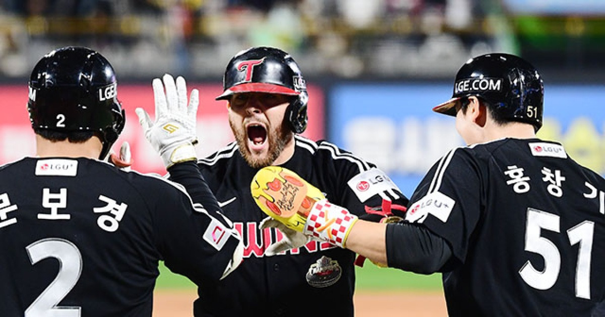 ‘오스틴 3점포+손주영 인생투’ LG, KT 6-5 꺾고 2승 1패...PO 진출 100% 확률 잡았다 [MK 준PO3]