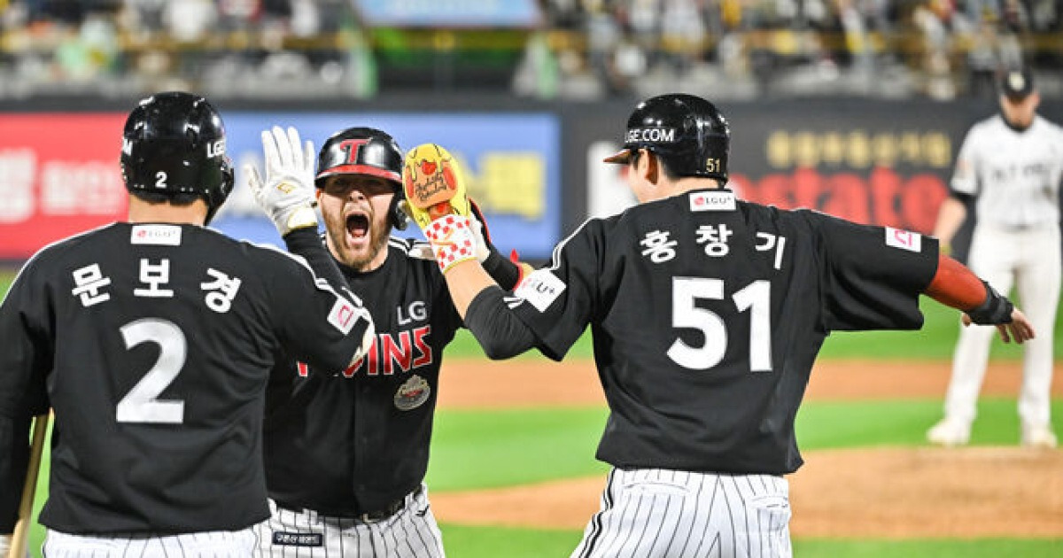 ‘1패→2연승’ LG, PO 진출 확률 100% 잡다…오스틴 역전 3점포+손주영 5⅓이닝 무실점+엘리 세이브, 천적 벤자민 격파하고 6-5 승리 [준PO3 리뷰]
