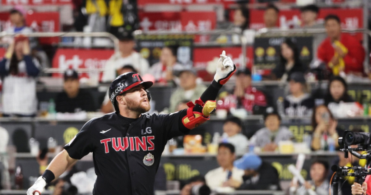 오스틴 역전 스리런···LG, PO행에 1승 남겼다