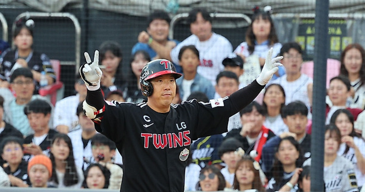 ‘김현수 동점타’ LG, 다시 KT 따라잡았다···수원에서 PO행 축포 터트리나[준PO4]