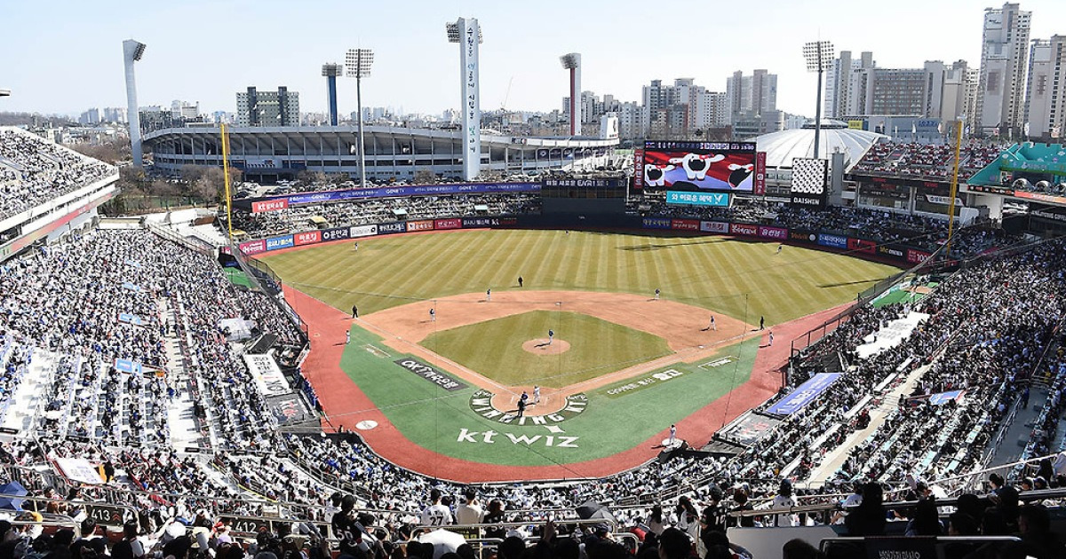 LG가 끝낼까, KT가 0% 뚫고 기적 이어갈까…LG-KT 준PO 4차전 1만 7600석 매진 [준PO4]