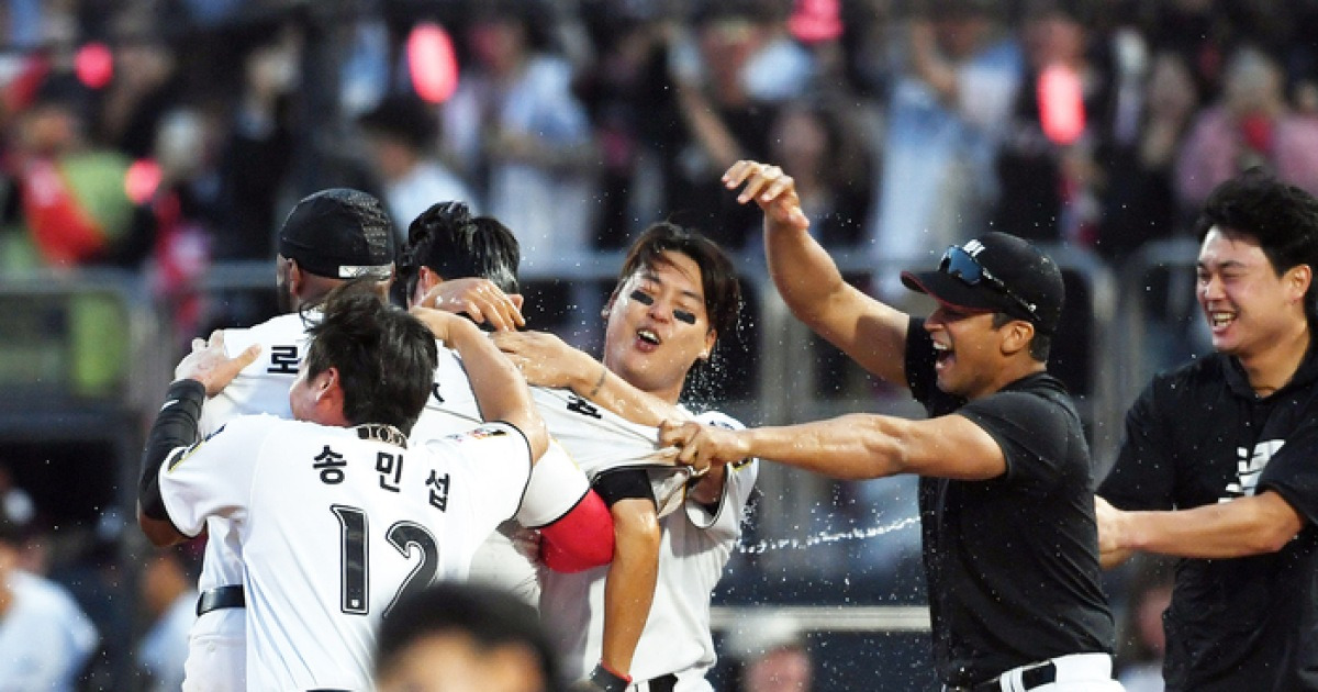 긴박한 11회말 ‘오심’이라니, 또 나온 ‘음모론’…“KT 팬은 속이 터진다” [준PO4]