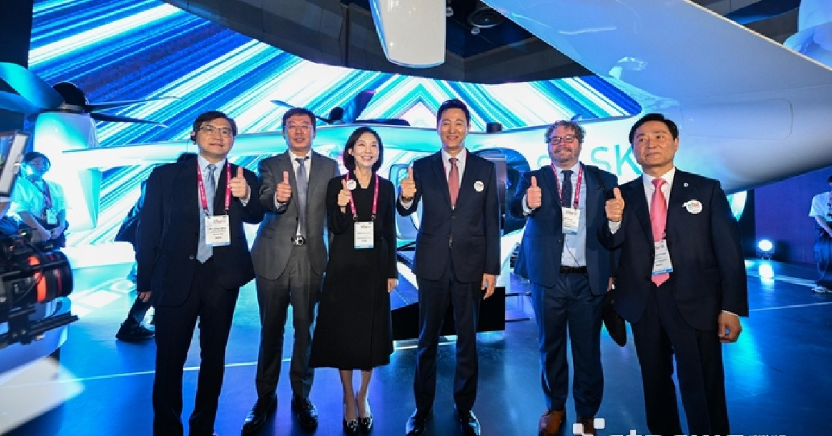 SKT UAM 앞에서 기념촬영 하는 오세훈