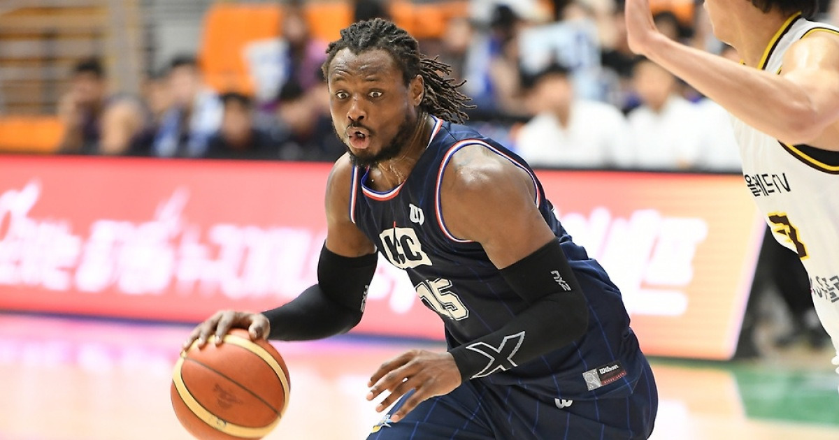 '버튼 26점' 프로농구 KCC, LG 꺾고 1승 1패로 컵대회 마감