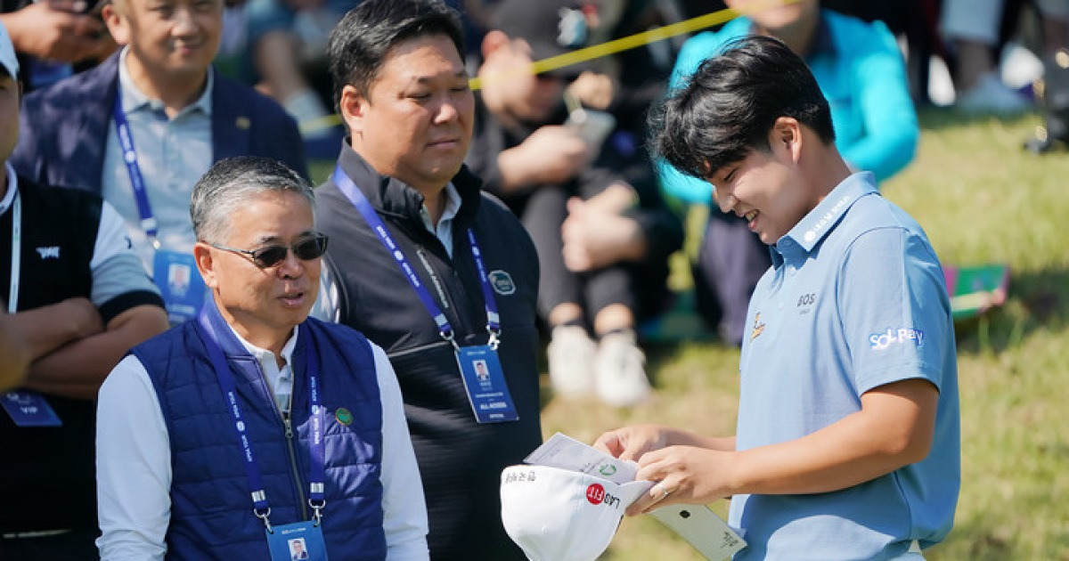 [mhn포토] 장유빈 '김원섭 KPGA 회장 격려~'