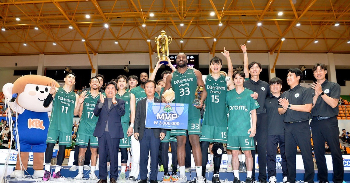 '수비 농구' 변신 DB, KT 꺾고 컵대회 첫 우승…MVP 오누아쿠