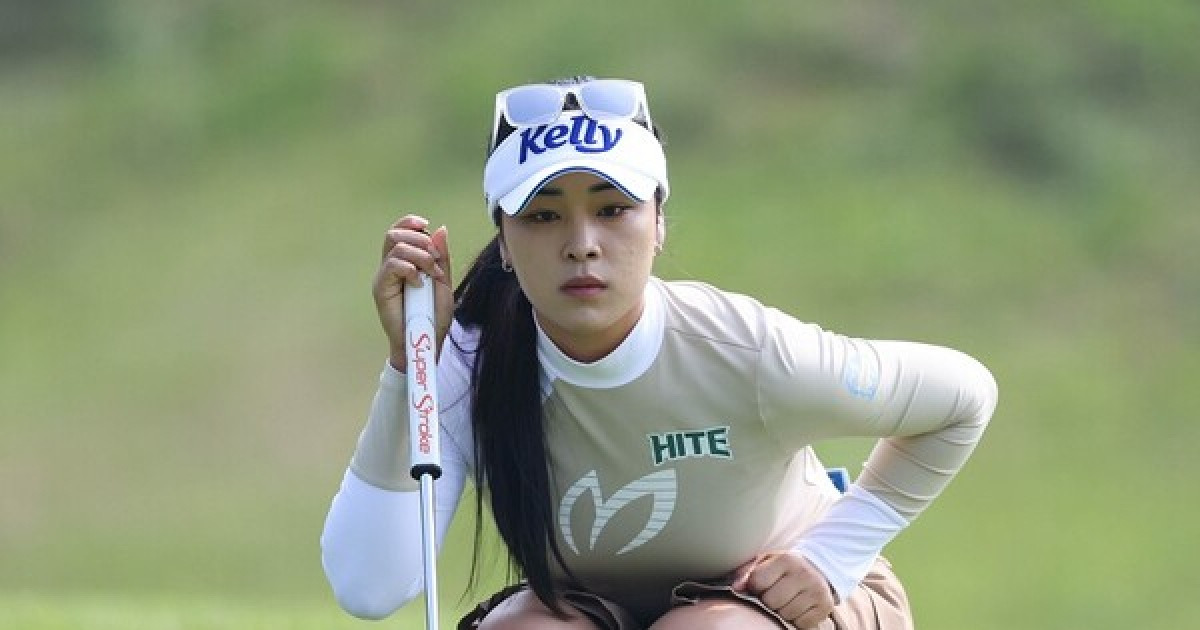 신중하게 그린을 살피는 윤이나 [KLPGA 동부건설·한국토지신탁]