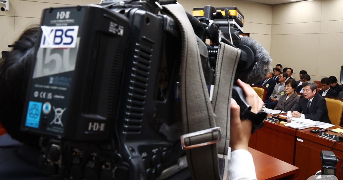 [국감현장] '김건희 명품백' 보도…"KBS 축소" vs "MBC 편파"