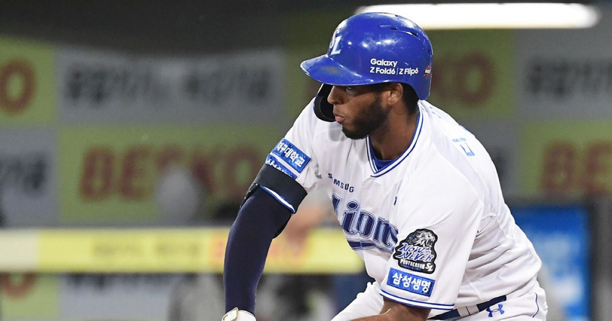 'PO 2G 3홈런' 빅게임 거포, 재계약 향해 폭풍질주...실책 후 정신번쩍→잇단 행운까지