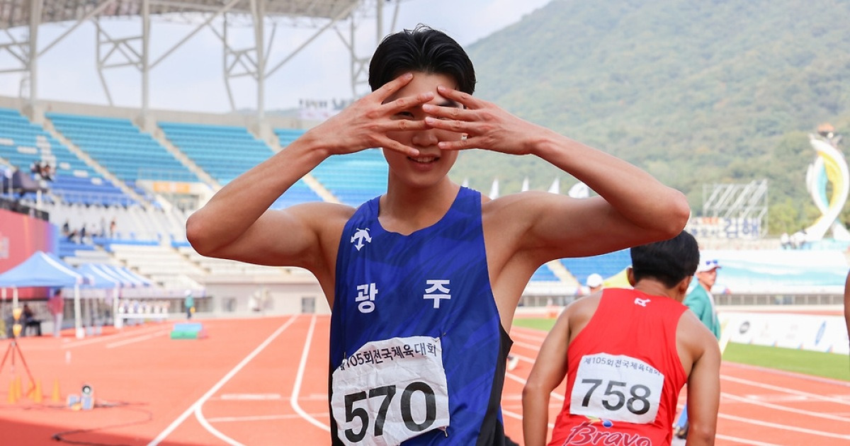 [전국체전] 고승환, 육상 남자 1,600m 계주도 우승…대회 4관왕