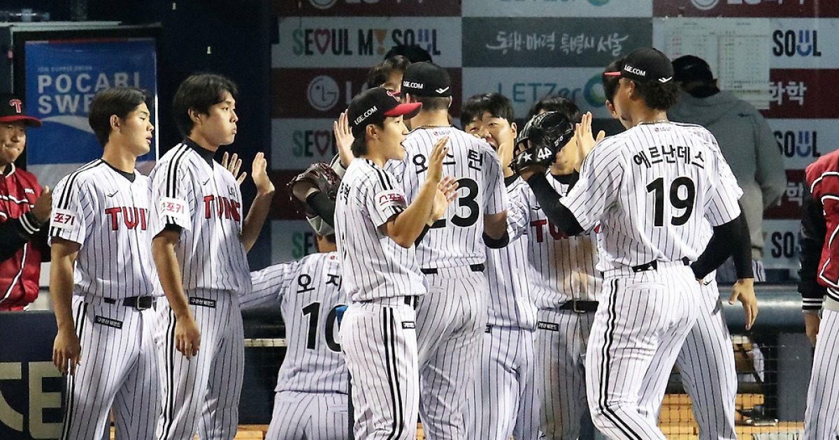 '임찬규-에르난데스 완벽투' LG, 안방서 삼성 꺾고 기사회생 [PO3]