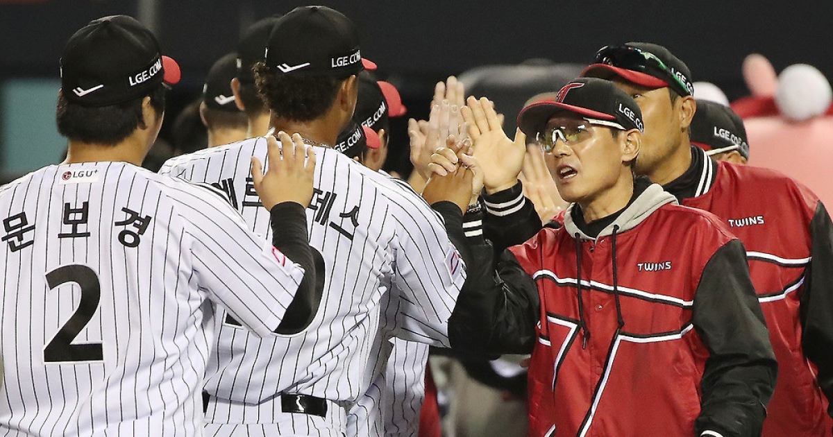 '승장' LG 염경엽 "반드시 KS 가서 '왕조 구축' 약속 지킬 것"[PO3]