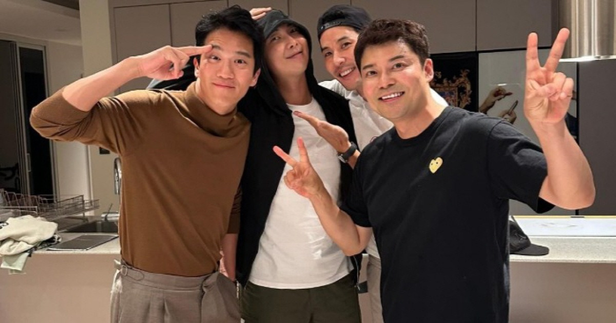 [SCin스타]"'문제적 남자' 다시 하게 해주세요" 전현무 집서 포착된 후드차림 BTS RM, 팬들 기대↑