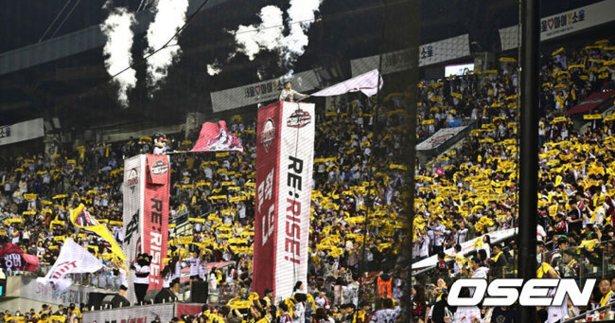 LG, PO 3패 탈락 위기에도 잠실 만원관중…PS 15G 연속 매진, 누적관중 22만48000명 [PO3]