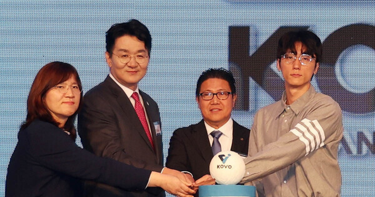 KOVO 20주년, 장미란 차관-조원태 총재-라몬 수자라 회장-곽승석 축하 케익 커팅