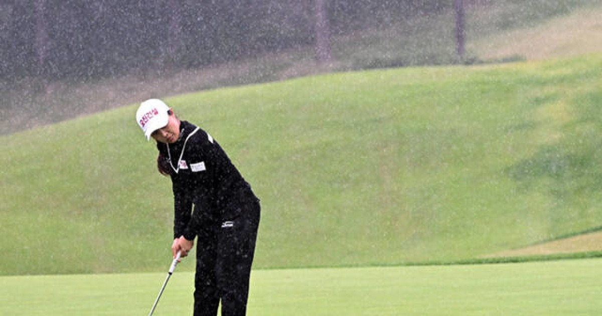 '가을 호우' 속 경기 펼치는 KLPGA 선수들 [TF사진관]