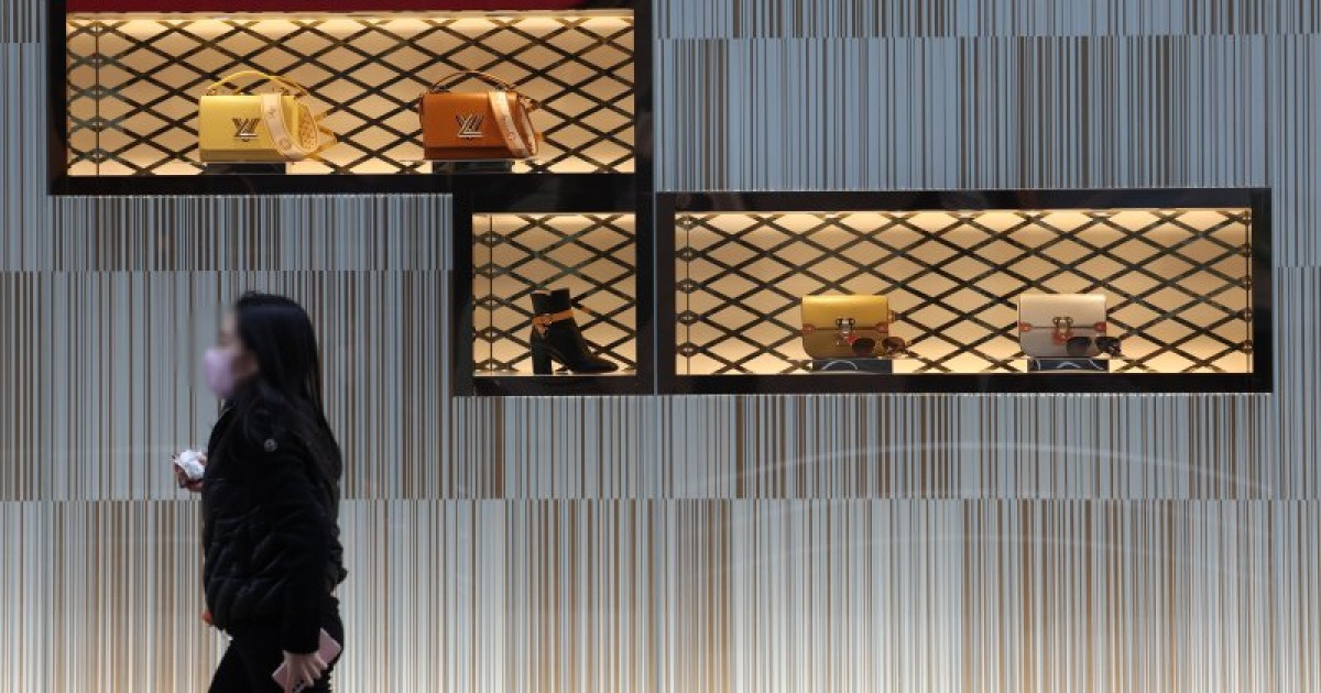 명품백 인기 꺾였나..LVMH 3분기 매출 '마이너스'