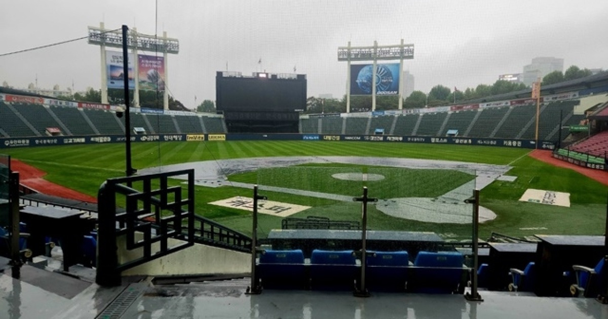 ‘가을비가 쏟아진다’ 삼성-LG PO 4차전, 결국 우천 순연…19일 오후 2시 열린다 [PO4 현장]
