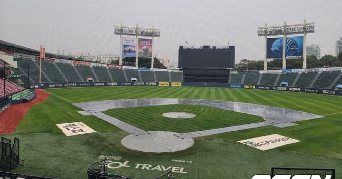 '잠실구장 물바다' 하늘에 구멍 뚫렸다. LG-삼성 PO 4차전 내일(19일)로 미뤄지나 [PO4]