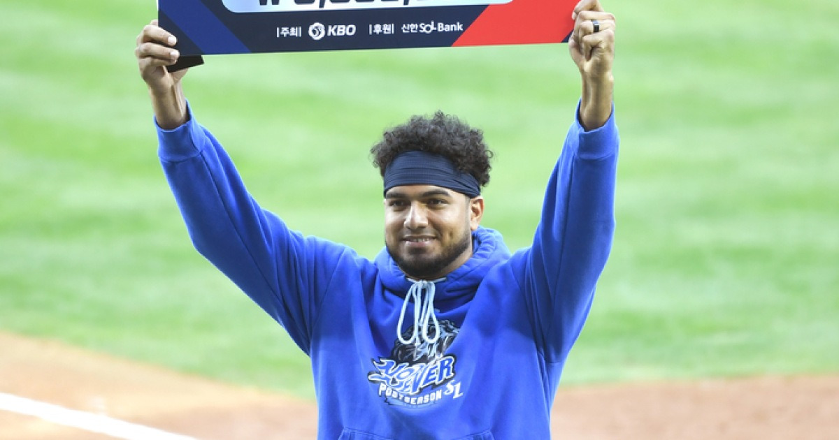 ‘2승 ERA 0.66’ 레예스, 미친 호투로 PO MVP 등극…“KS에서도 지금처럼!” [PO4]