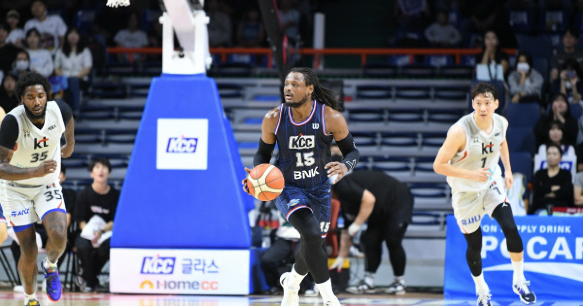 프로농구 '디펜딩 챔피언' KCC, 버튼 40점 앞세워 개막전 승리