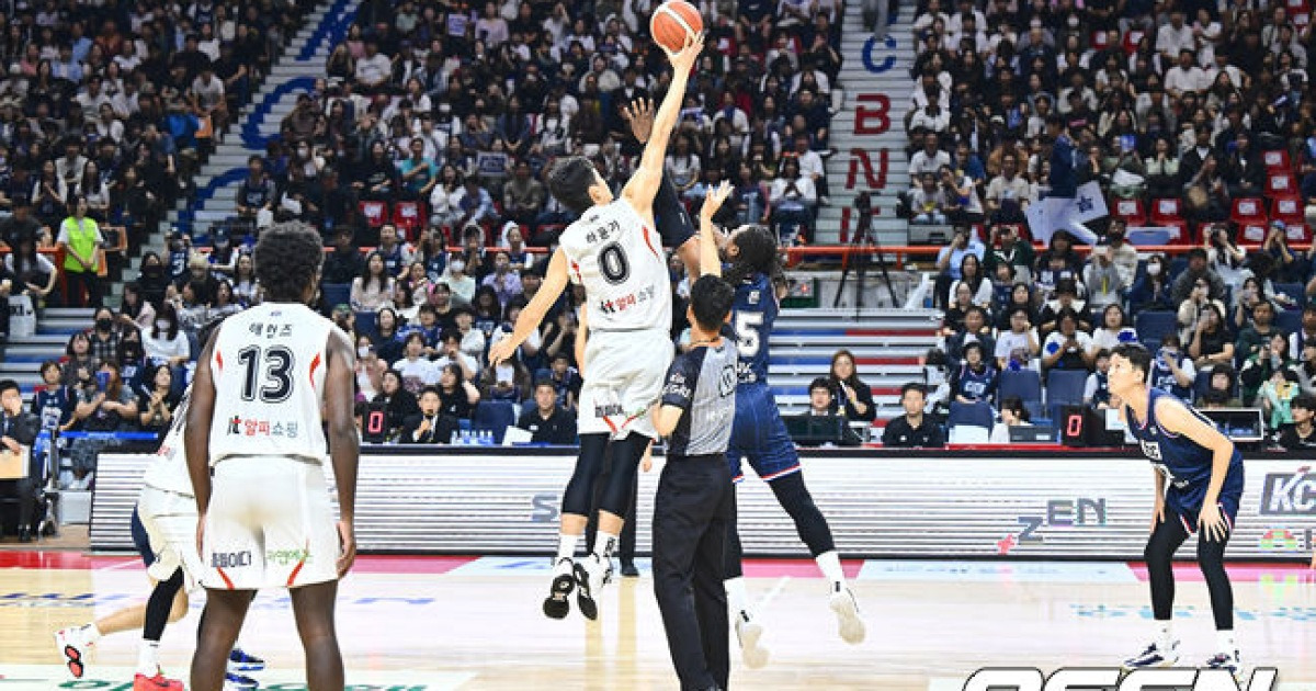 2024-2025 시즌 개막을 알리는 부산 KCC와 수원 KT의 점프볼 [사진]
