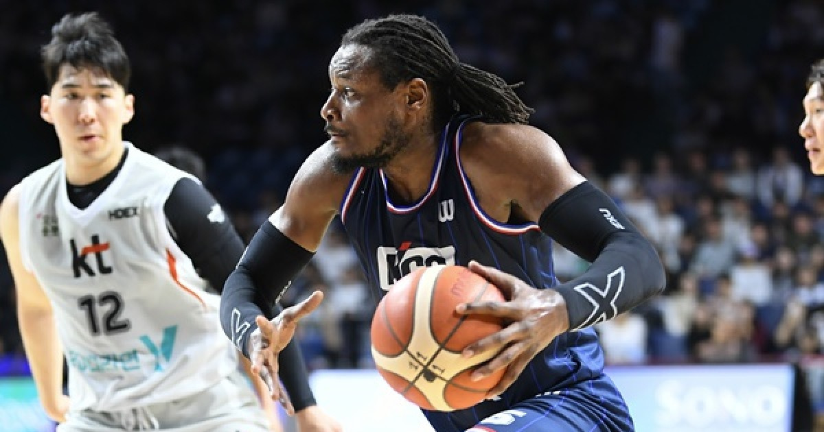 '버튼 40점 폭발' KCC, 개막전서 KT 77-72 제압…DB, 삼성에 88-83 진땀승