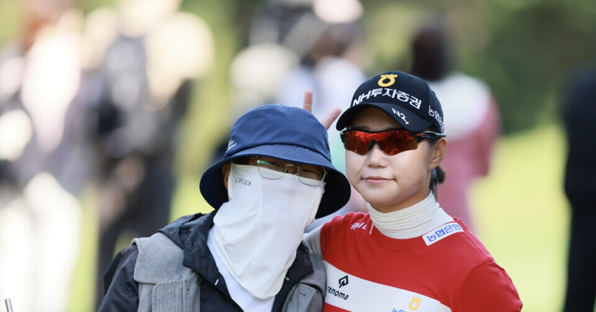 [STN포토]엄마와 함께 브이 날리는 정윤지