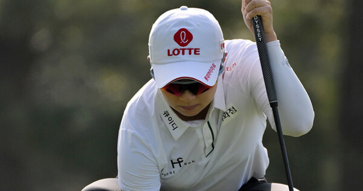 신중하게 퍼팅 라인을 살피는 김효주 [LPGA BMW 레이디스 챔피언십]