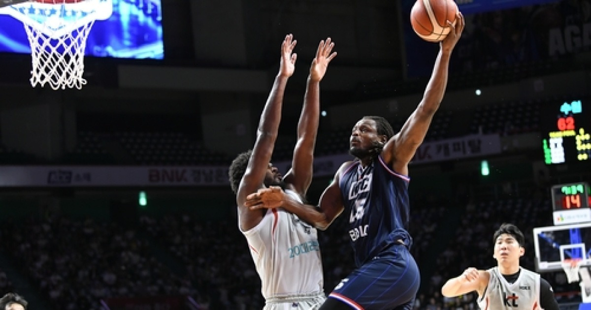 KCC 버튼, kt 상대로 40점 폭발 '원맨쇼'…전창진 감독 시즌 1호 퇴장