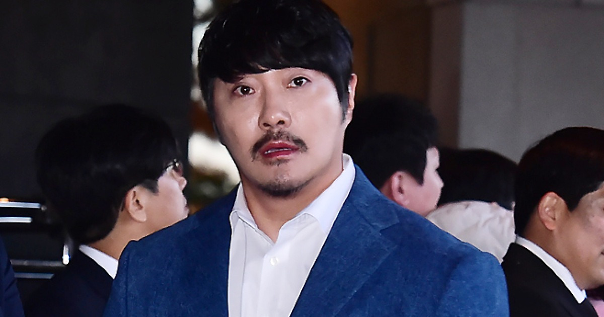 [TD포토] KCM '태평양 어깨'