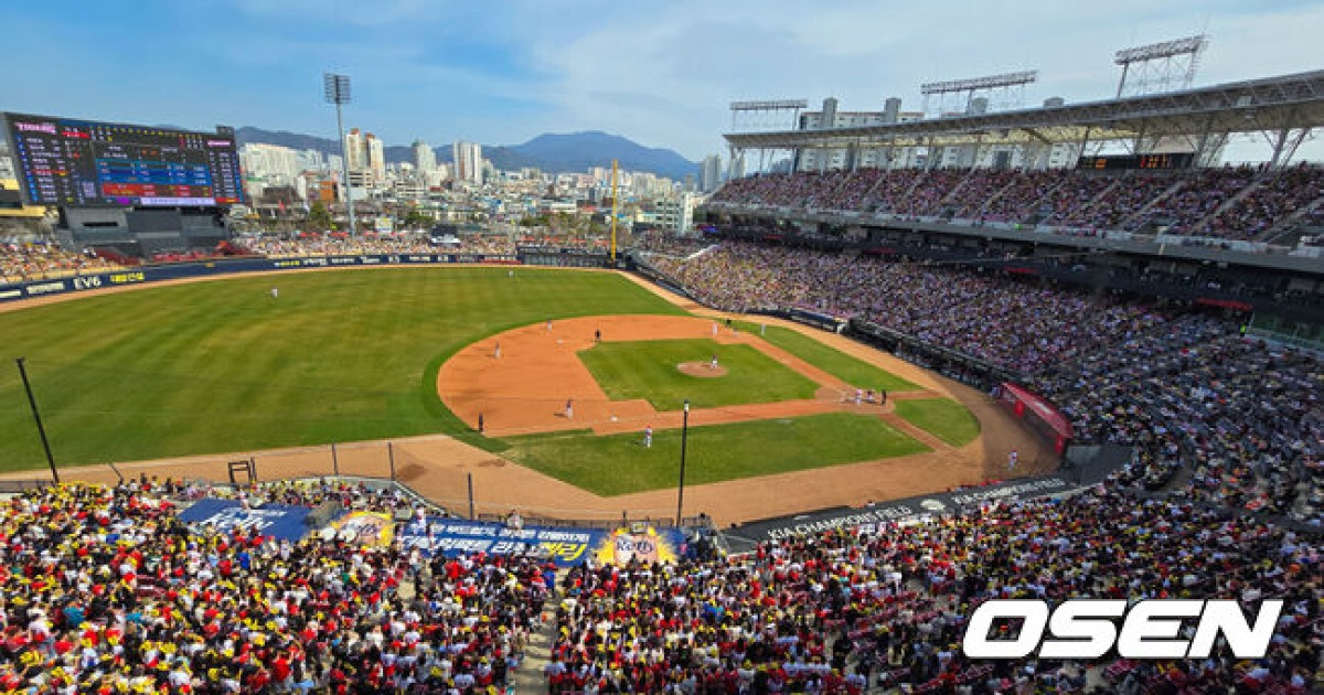 PS 입장 수입 이미 104억, KBO 흥행 초대박 행진…KS 1차전도 매진, PS 17G 연속 만원 관중 [KS1]