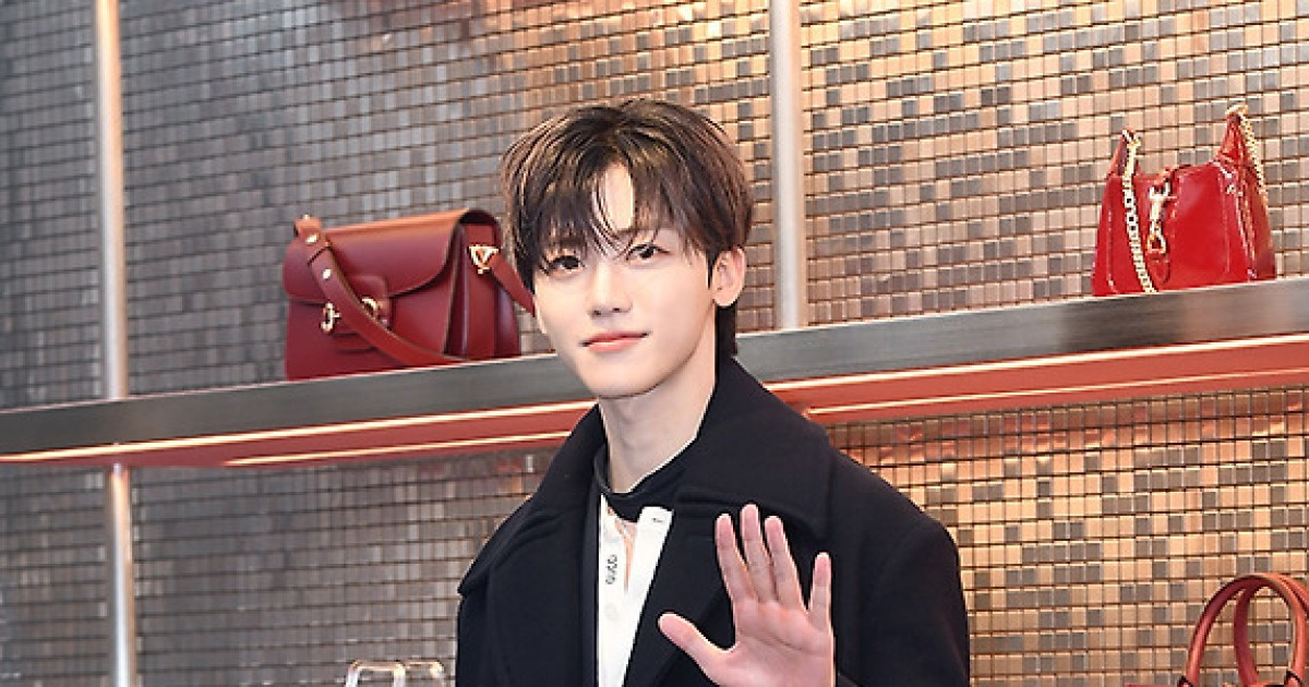 [TD포토] NCT드림 재민 '훈훈한 손인사'