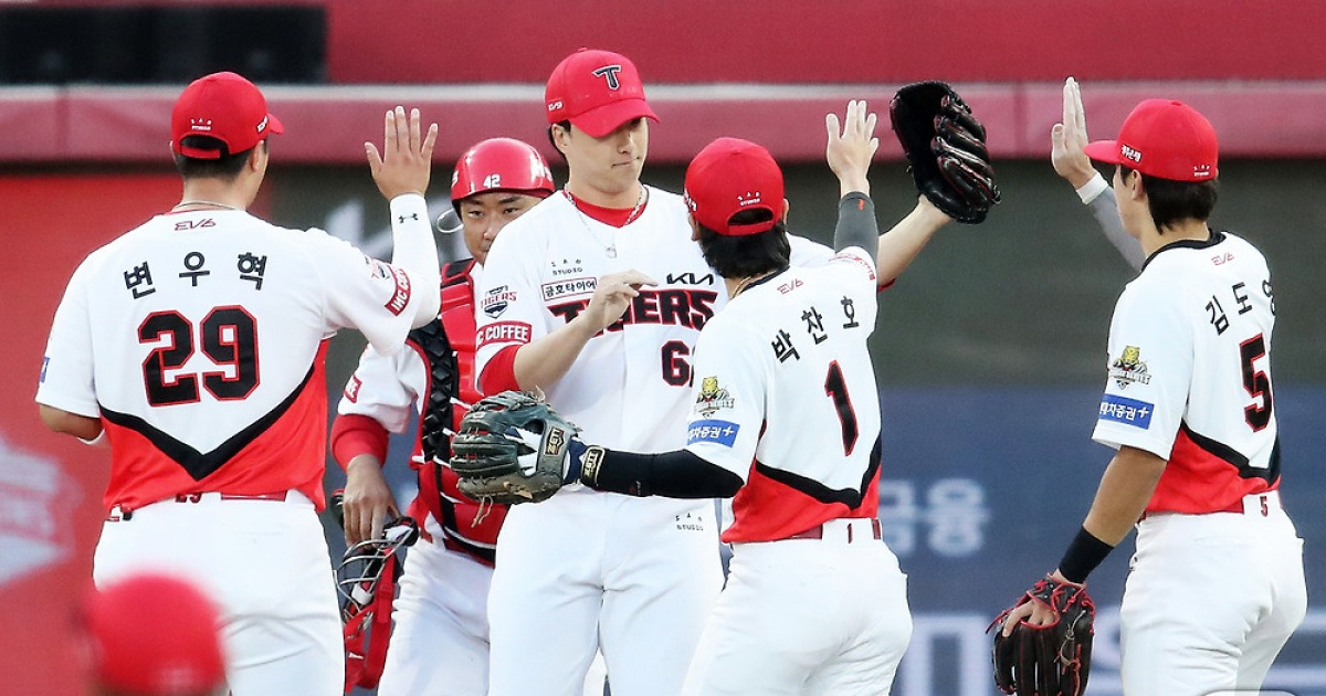 KIA '72.5% 잡았다", 삼성에 5-1 역전승…소방수 전상현 MVP(종합)[KS1]