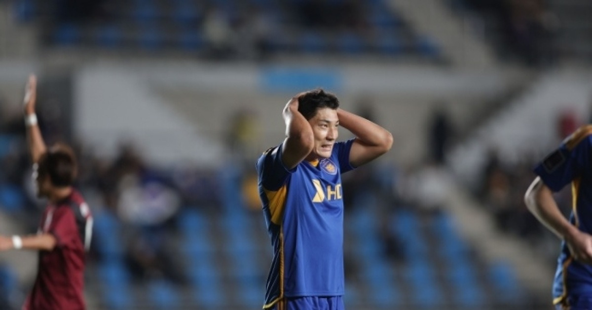 또 졌다…‘K리그 챔피언의 추락’ 울산, ACLE 3연패 + 3연속 무득점 + 최하위 유지 → 고베전 0-2 완패 [MK울산]