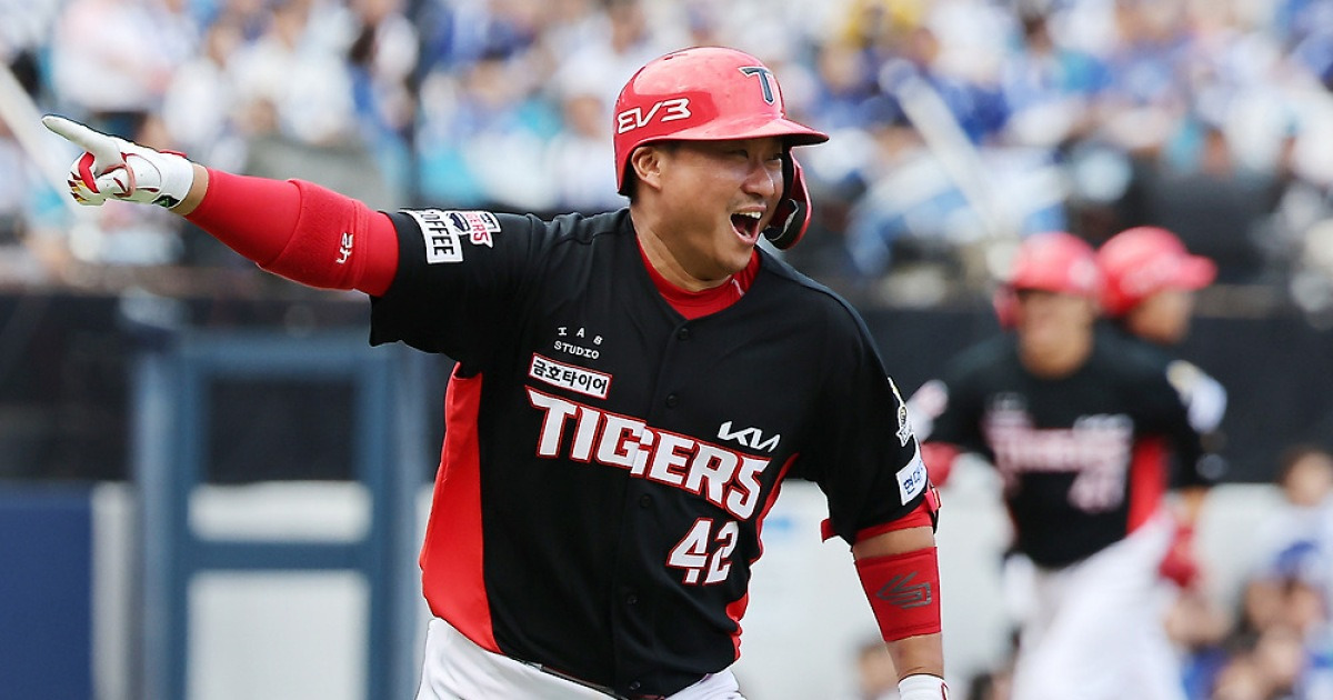 김태군, 송은범 상대로 만루포…KIA, 3회초까지 7-0 리드[KS4]