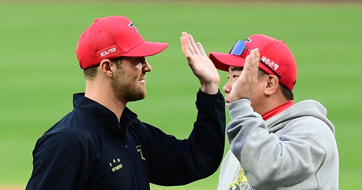 V12 구부능선 넘은 이범호 KIA 감독 “냉정해야 해, 광주서도 최선 다하겠다” [KS4 인터뷰]