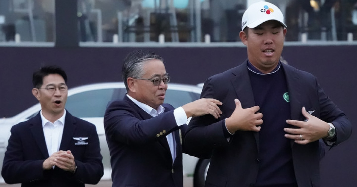 [mhn포토] 안병훈 '김원섭 KPGA 회장 챔피언 재킷~'