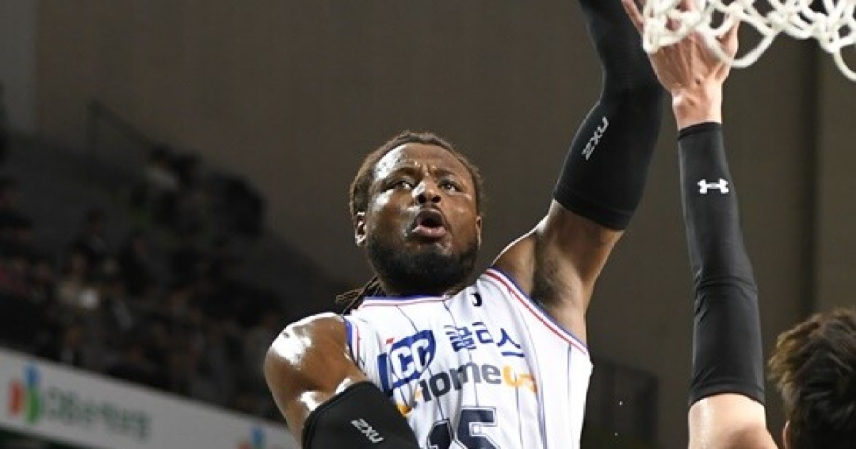 [BK 리뷰] ‘버튼의 원주 침공+끈적한 김동현’ KCC, DB에 역전승 … 3연패 탈출