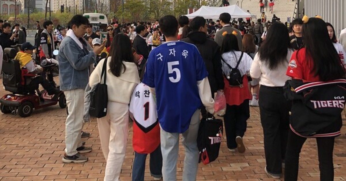 [KS5 현장] '37년만의 홈 우승 볼까?' KIAvs삼성, KS5도 매진…식을 줄 모르는 야구 인기