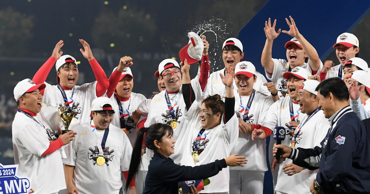 [포토] KS MVP 김선빈 '행복한 순간'