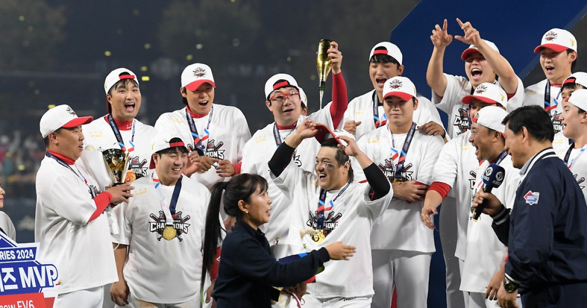 [포토] KS MVP 김선빈 놀리는 선수들