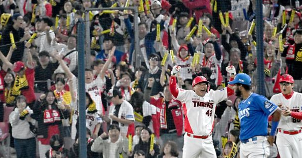 KIA 'V12' 대기록 품에 안았다... 37년 만의 '홈 축포'