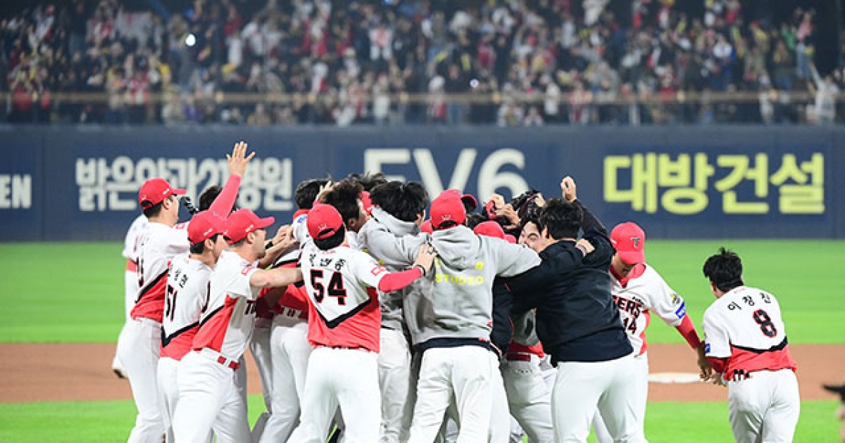 KIA ‘삼성 꺾고 V12 달성’ [MK포토]