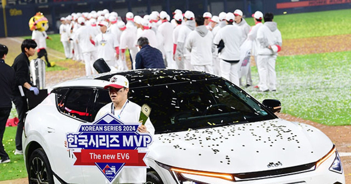 ‘MVP’ 김선빈 ‘부상으로 전기차 EV6’ [MK포토]