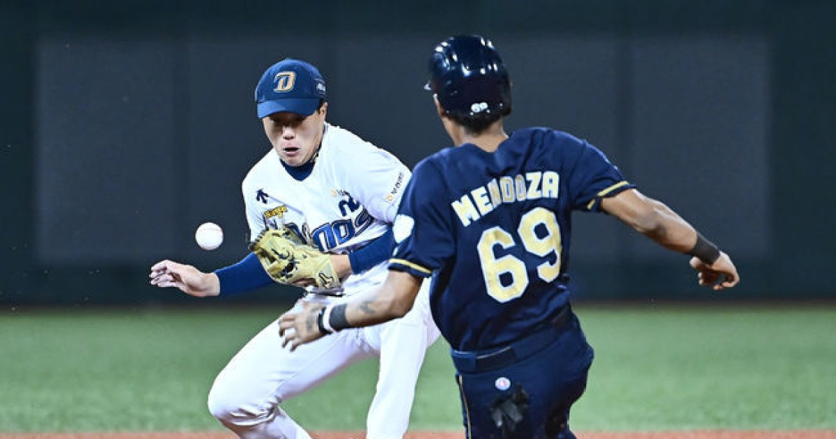 팀 LMB 브라얀 멘도사, 2루 도루 성공 [사진]